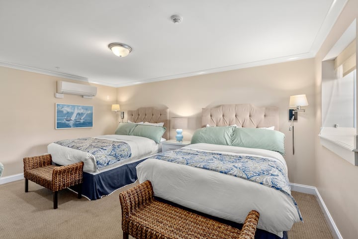 Elegant Getaway | Double Queen | Walk To Downtown - South Hampton, NH