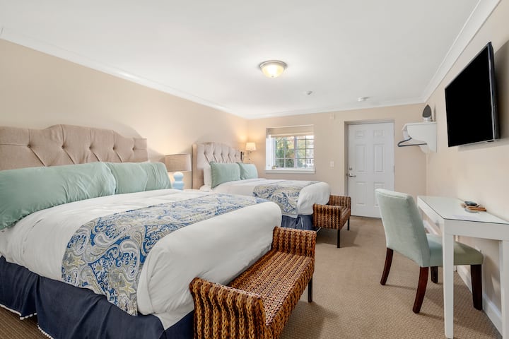 Double Queen | Elegant Retreat | Walk To The Water - South Hampton, NH
