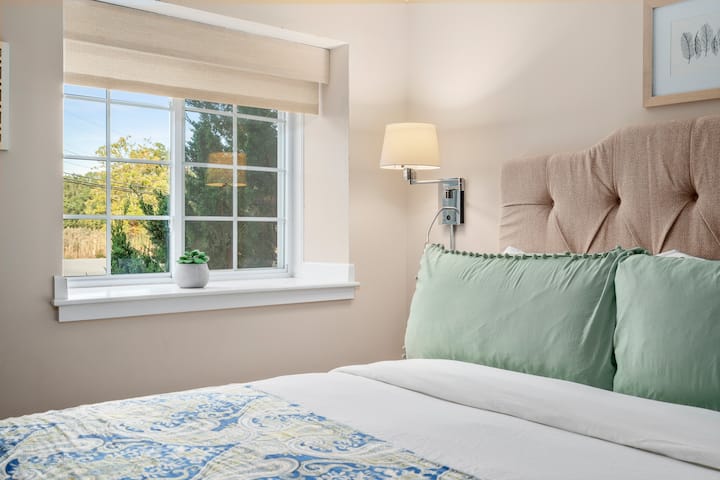 Peaceful Retreat | Double Queen | Close To Water - South Hampton, NH
