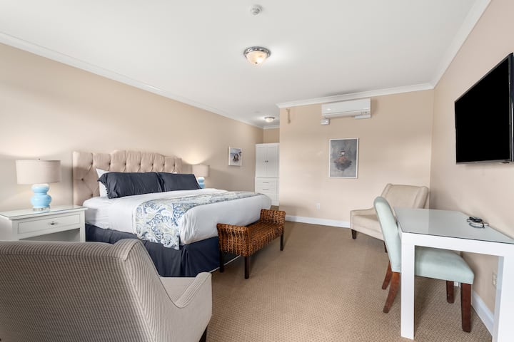 Large King - 11, Guest House - Newburyport