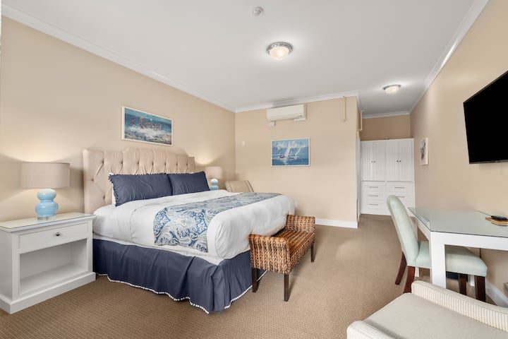 Large King | Near Waterfront | High Ceilings - Newburyport, MA