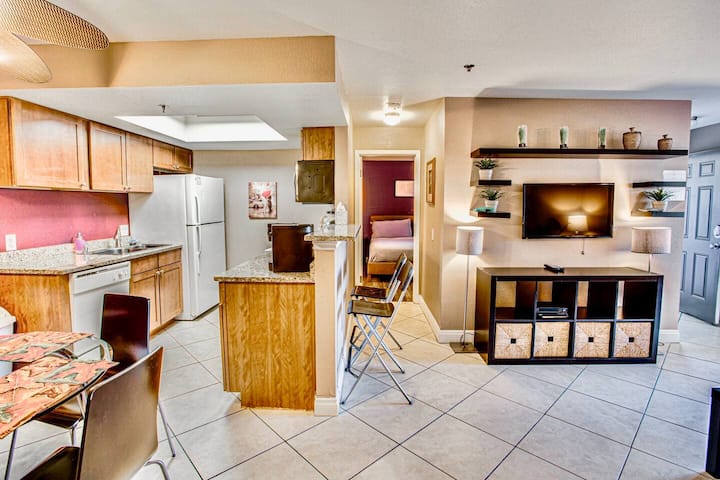 Lux 2br/2ba Condo Near Strip W/pool, Gym, Laundry - Las Vegas, NV