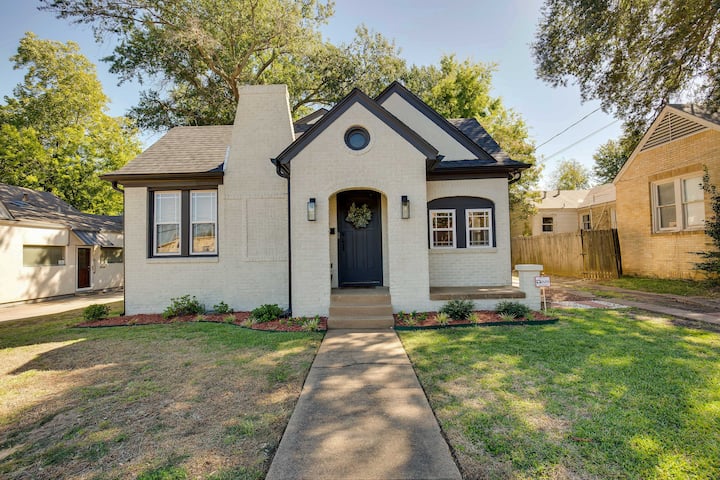 Walk To Dtwn: 'Tyler Tudor' W/ Backyard - Tyler, TX