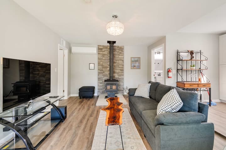 Waterfront Mariposa Hideaway: Hot Tub & Mtn Views! - Yosemite National Park, CA