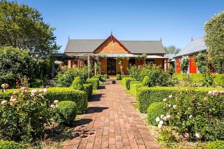 Ms Martinelli’s Central To Town, Beautiful Gardens - Beechworth