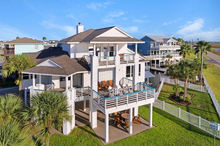 Sunset Luxury: Boat Lift, Kayaks, Firepit! 5 Bdrm - Jamaica Beach