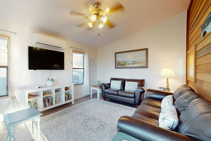 2br Ocean View Cabin With Pinball, Grill, & Deck - Brookings, OR