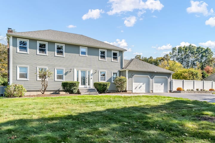 Spacious Oxford Home W/ Pool - 4 Mi To Lake! - Lake Chaubunagungamaug, MA