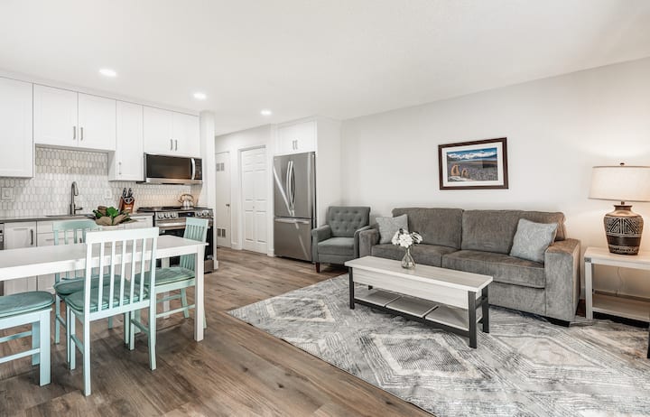 Top Floor Downtown Condo Adjacent To Pioneer Park - Bend, OR