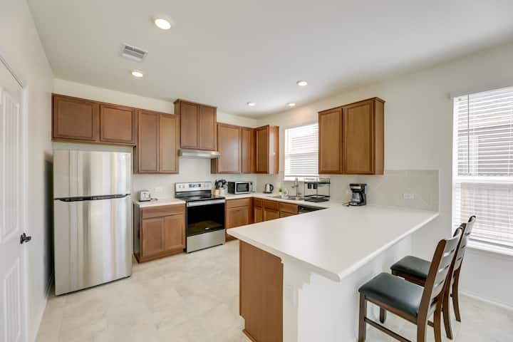 Manor Vacation Rental W/ Yard: 17 Mi To Austin! - Elgin, TX
