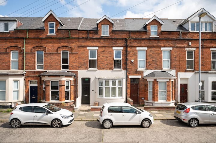Luxurious 5 Bedroom Home Near City Centre - Belfast