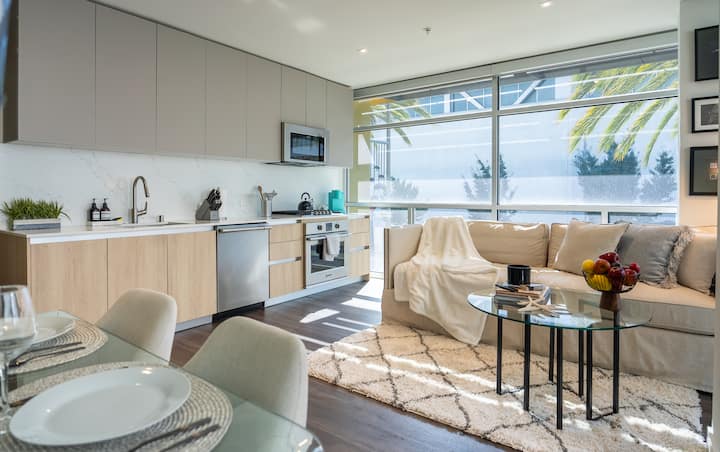 Stylish Condo By The Beach - Santa Monica, CA