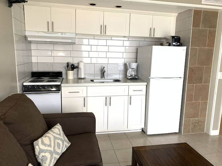 1 Bedroom Condo, Block From Beach- No Taxes/fees - Honolulu