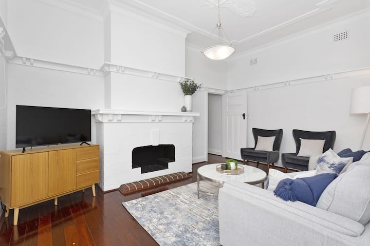 Elegant Art Deco Semi Detached 2-bed Home By Parks - Perth