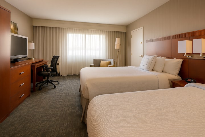 Your Getaway Starts Here! Pool, Free Parking! - Redondo Beach, CA