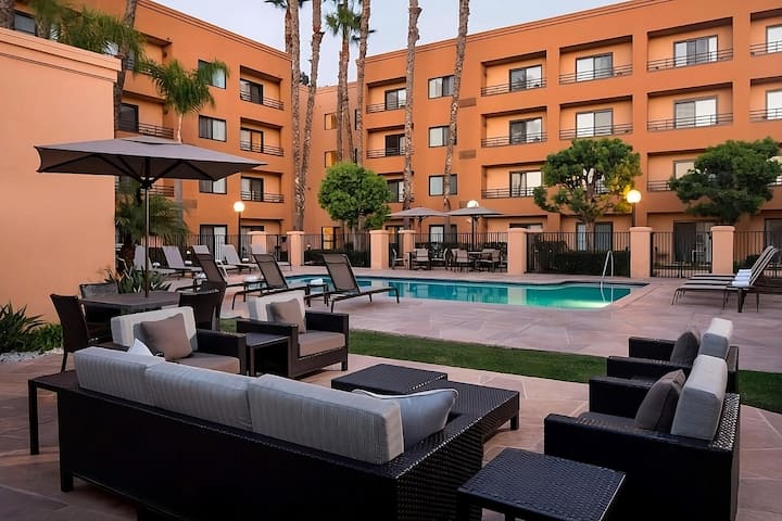 Perfect Getaway!  2 Modern Units, Pool! - Redondo Beach, CA