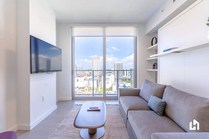Downtown Stay W/gym, Pool, Cafe & Cowork Lounge! - Miami, FL