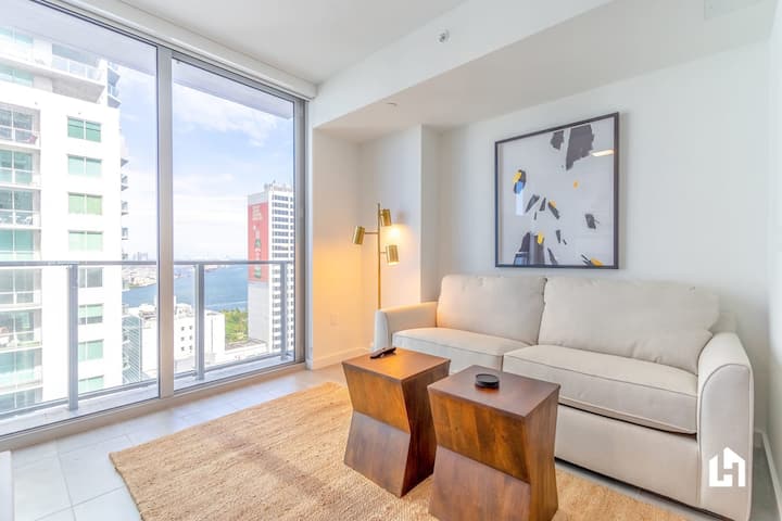 Pool, Jacuzzi & Steps To Bayside, Prime Miami Spot - Miami, FL