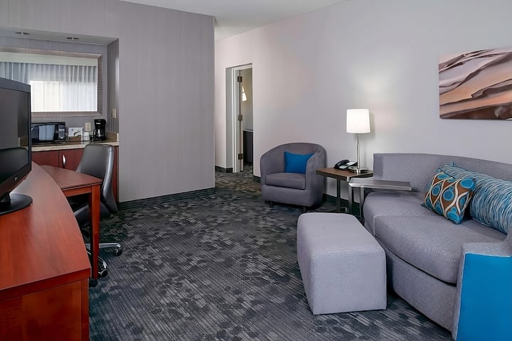 Go Skiing In Snow Creek! 2 Units, Pets Are Welcome - Parkville, MO