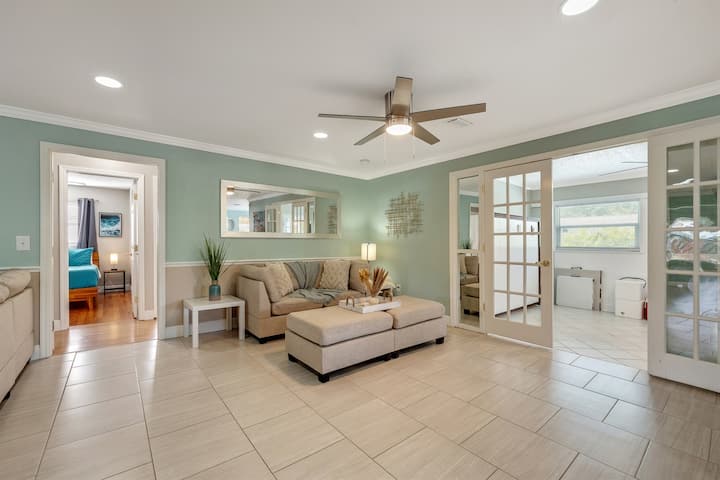 Heated Pool & Putt Putt! 5 Bedrooms & 3 Baths! - Largo, FL