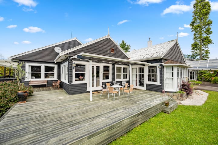 Springfield Rise Lodge - Rotorua Holiday Home - Rotorua