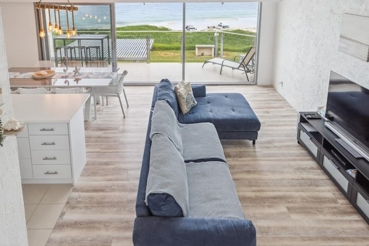 Absolute Beachfront Villa, Ledge Point - Ledge Point