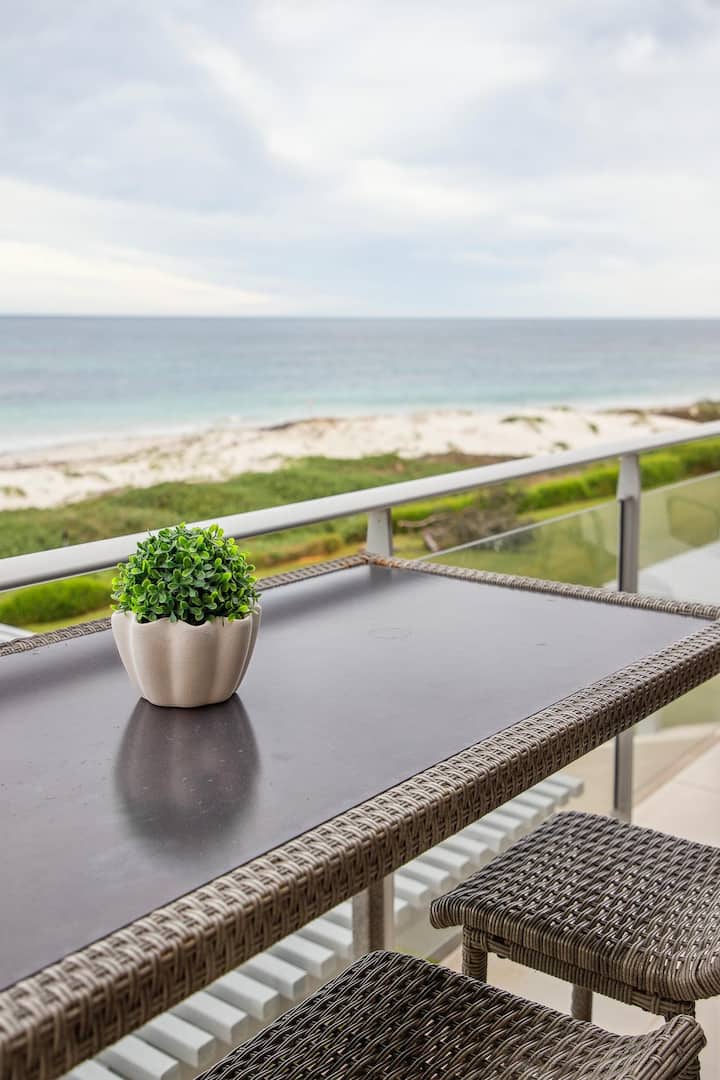 Absolute Beachfront Villa, Ledge Point - Ledge Point