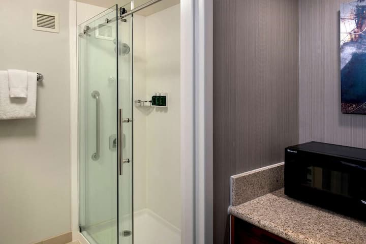 Relaxation At Its Finest! Pet-friendly, W/ Pool - Uxbridge, MA