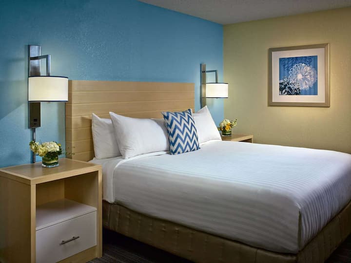Ohio Getaway! Free Breakfast, Full Kitchen! - Loveland, OH