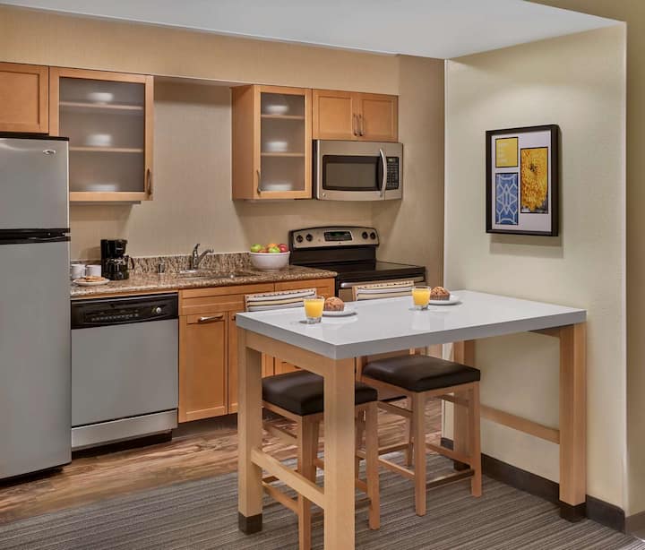 Central Location! 2 Cozy Units, Free Breakfast! - West Chester Township, OH