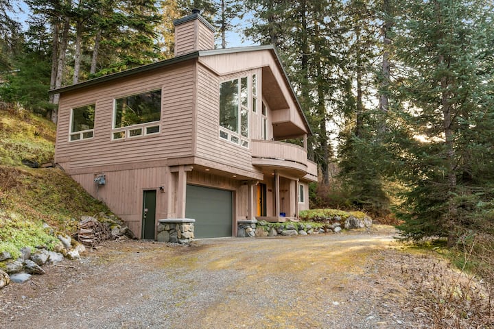 3br With Hot Tub, Loft, Deck, Fireplace, & W/d - Alyeska, AK