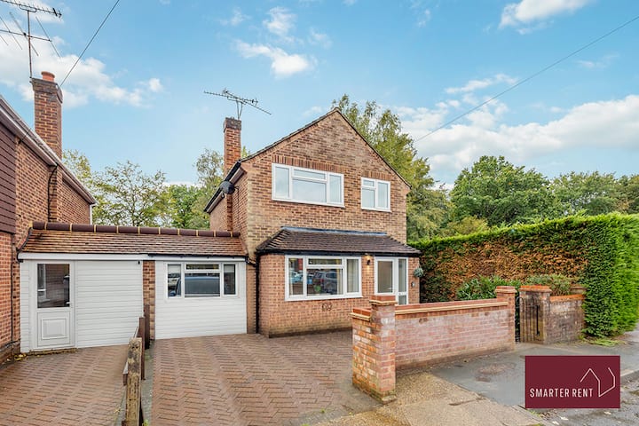 Woking -Garden, Driveway Parking, 4bed - Woking