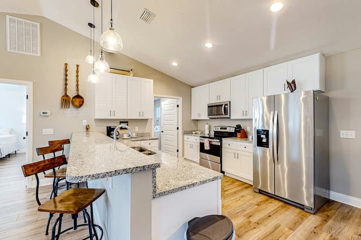 Sunlit Dog-friendly Gulf Retreat With Patio & W/d - Panama City, FL