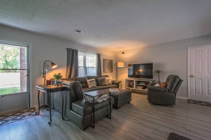 Charming 2br Townhouse W/ Patio | Walk To Main St - Hendersonville, NC