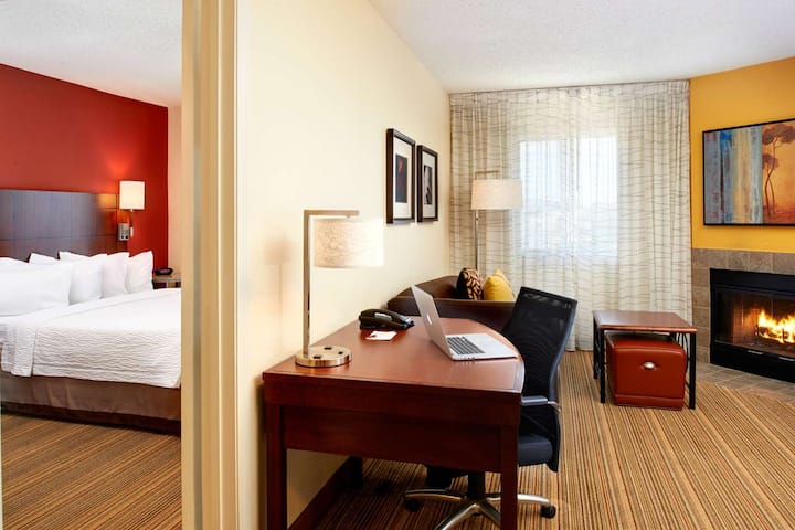 Look No More! Free Breakfast, W/ Outdoor Pool! - Sterling Heights, MI