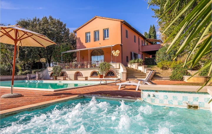 8 Bedroom Beautiful Home In Fucecchio - Italy