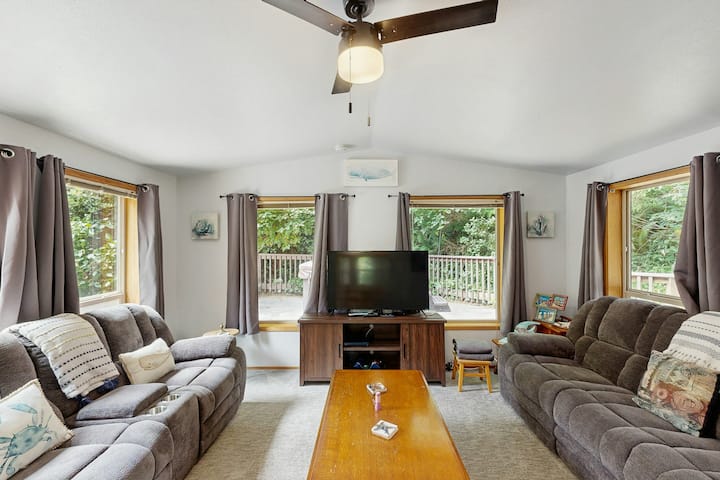 1br Near Beach With Hot Tub, Deck, & Grill - Brookings, OR