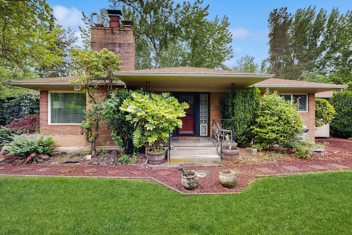 Dog-friendly 5br With Game Room & 2 Fireplaces - Tigard, OR