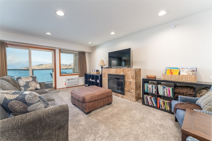 Grandview 541 Executive Waterfront Condo - Chelan, WA