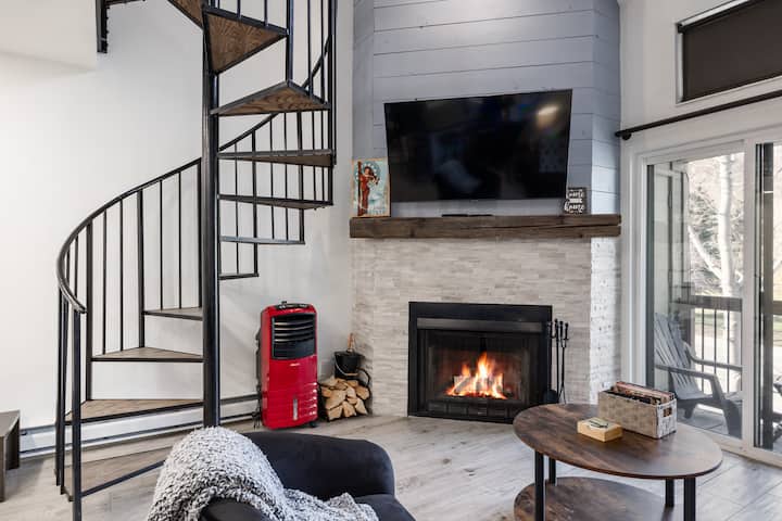 Mountain-view Condo W/ Fireplace & Balcony - Cecret Lake