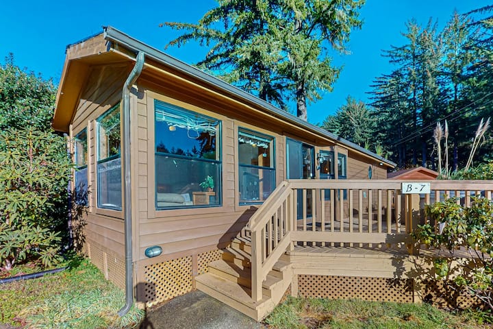 1br Coastal Cabin With A Hot Tub And Scenic Deck - Brookings, OR