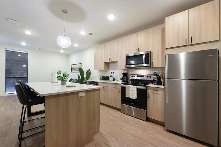 Stylish Apt W/ Hulu, Gym & Parking Near Shopping - Pittsburgh, PA