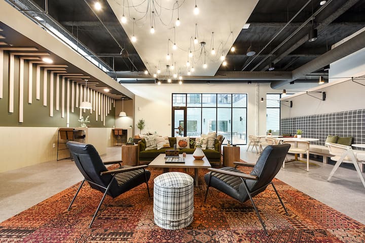 Modern Apt W/ Hulu, Gym & Parking Near Restaurants - Pittsburgh, PA