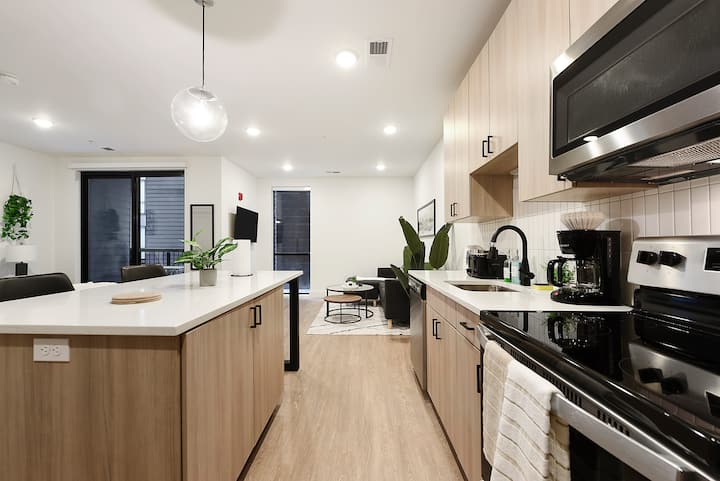 Modern Apt W/ Hulu, Gym & Parking Near Shopping - Pittsburgh, PA