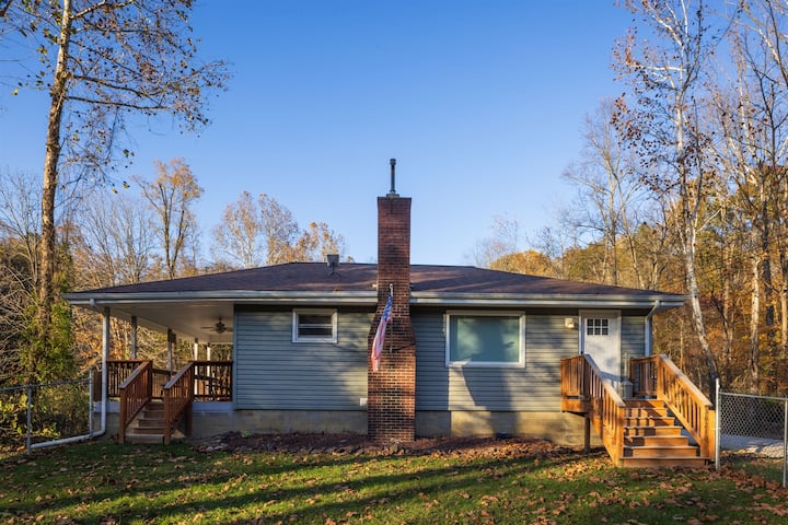 The Cozy Inn (Fenced Yard) - Logan, OH