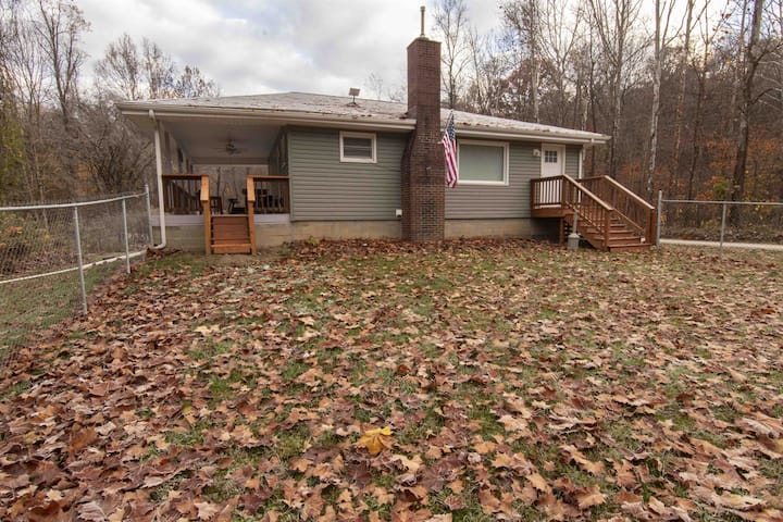 The Cozy Inn (Fenced Yard) - Logan, OH