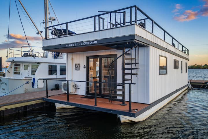 Flohom 2 | 2br Floating Suite • Canton Waterfront - Baltimore, MD