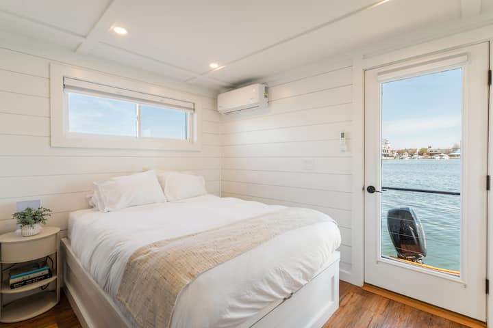 Flohom 2 | 2BR Floating Suite • Canton Waterfront - Houseboats for Rent ...