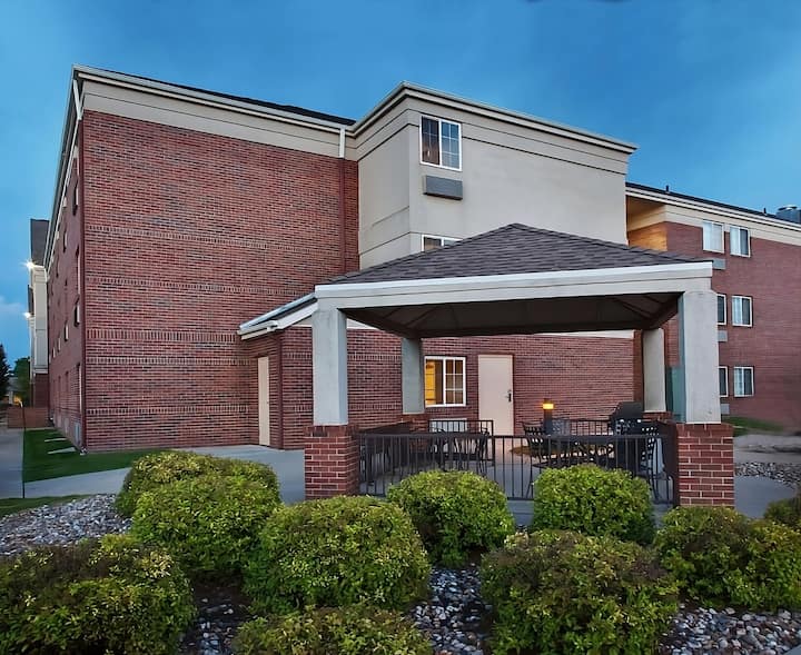 Spacious Good-value Accommodation! Pet-friendly - West Des Moines, IA
