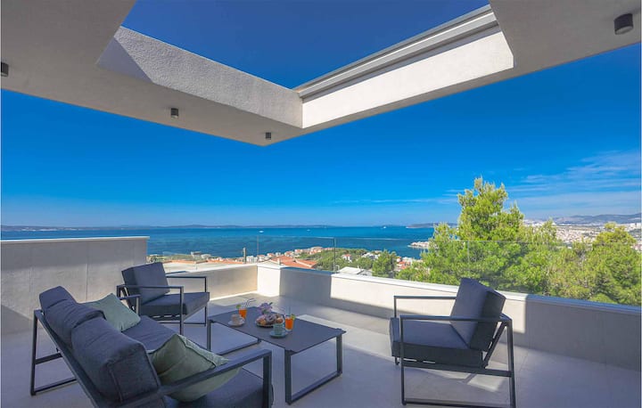 5 Bedroom Beautiful Home In Podstrana - Podstrana